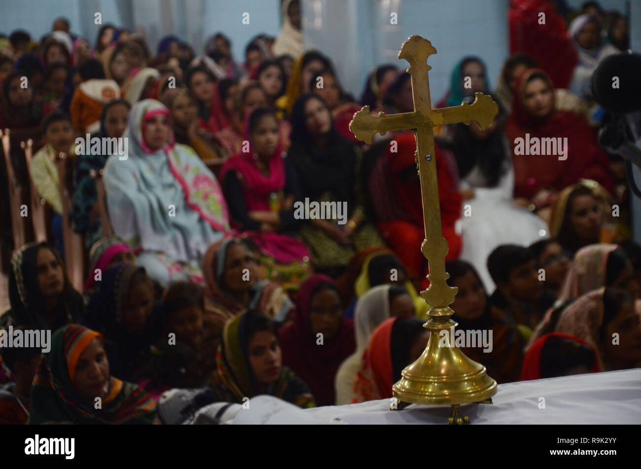 Lahore, Pakistan. 25th Dec, 2018. Pakistani Christians community busy ...