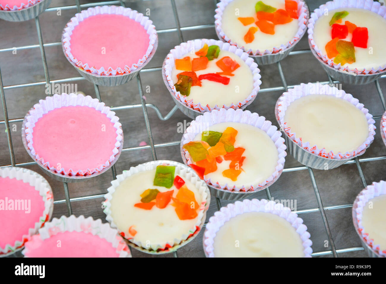 Raw fluffy rice flour cake for Steamed / White and pink flour cake ...