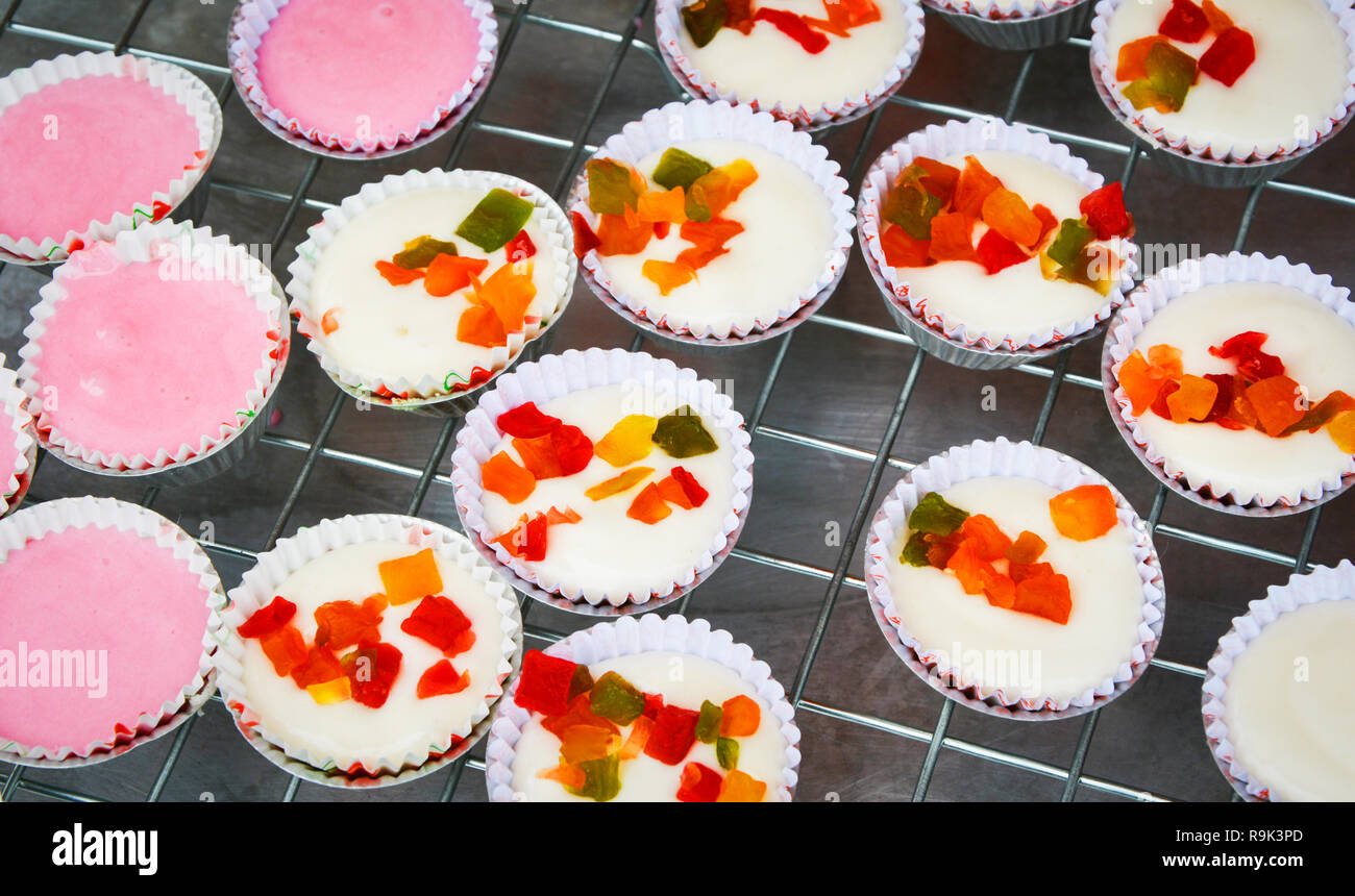 Raw fluffy rice flour cake for Steamed / White and pink flour cake ...