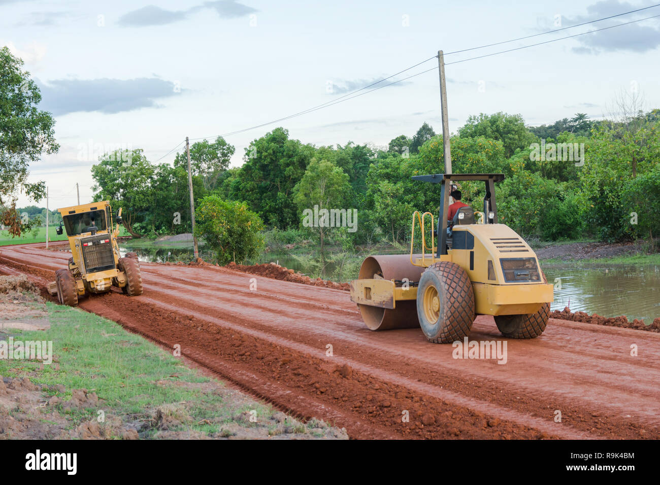 Roller steamroller or vibratory roller machine and motor graderworking ...