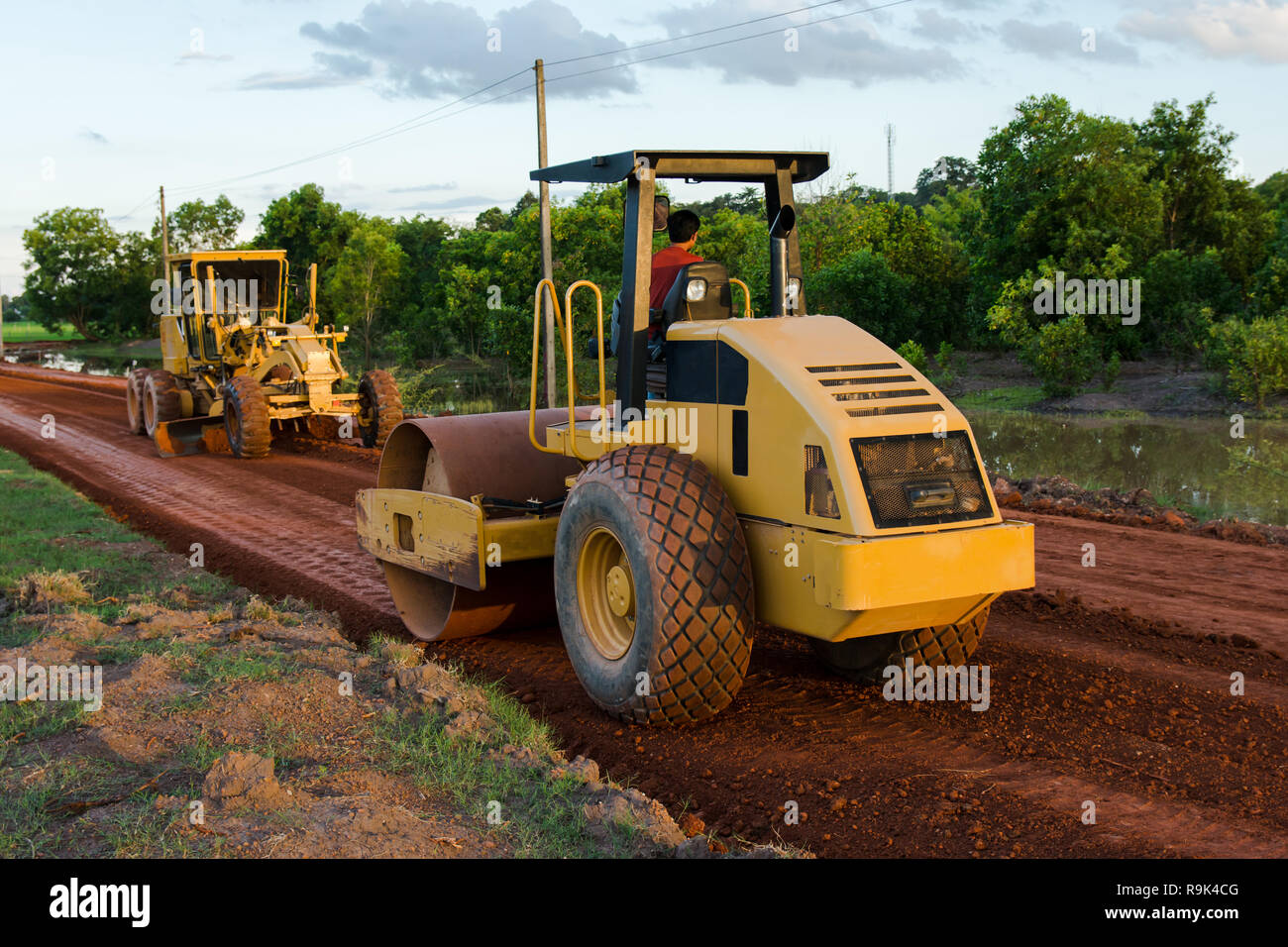 Roller steamroller or vibratory roller machine and motor graderworking ...