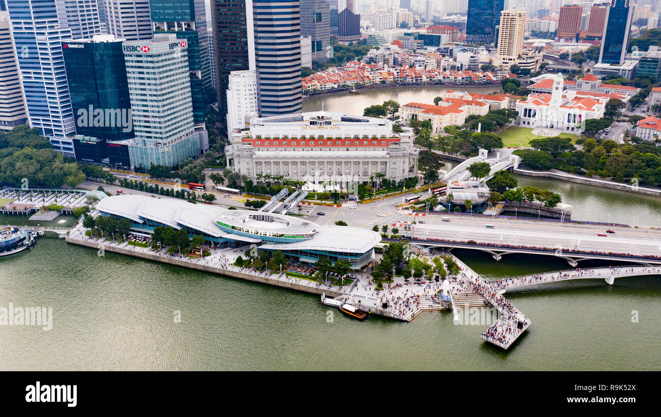 One Fullerton Mall, Merlion, Fullerton Hotel, Marina Bay waterfront ...