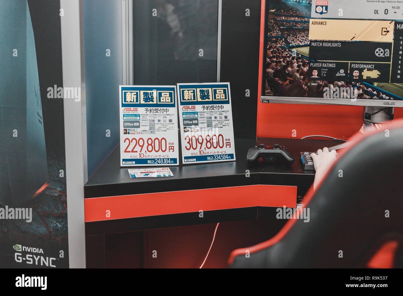 Headphone sale people hi-res stock photography and images - Alamy