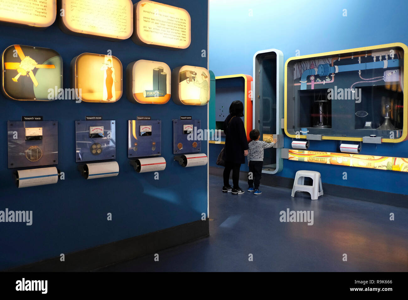 Hands on exhibits hi-res stock photography and images - Alamy