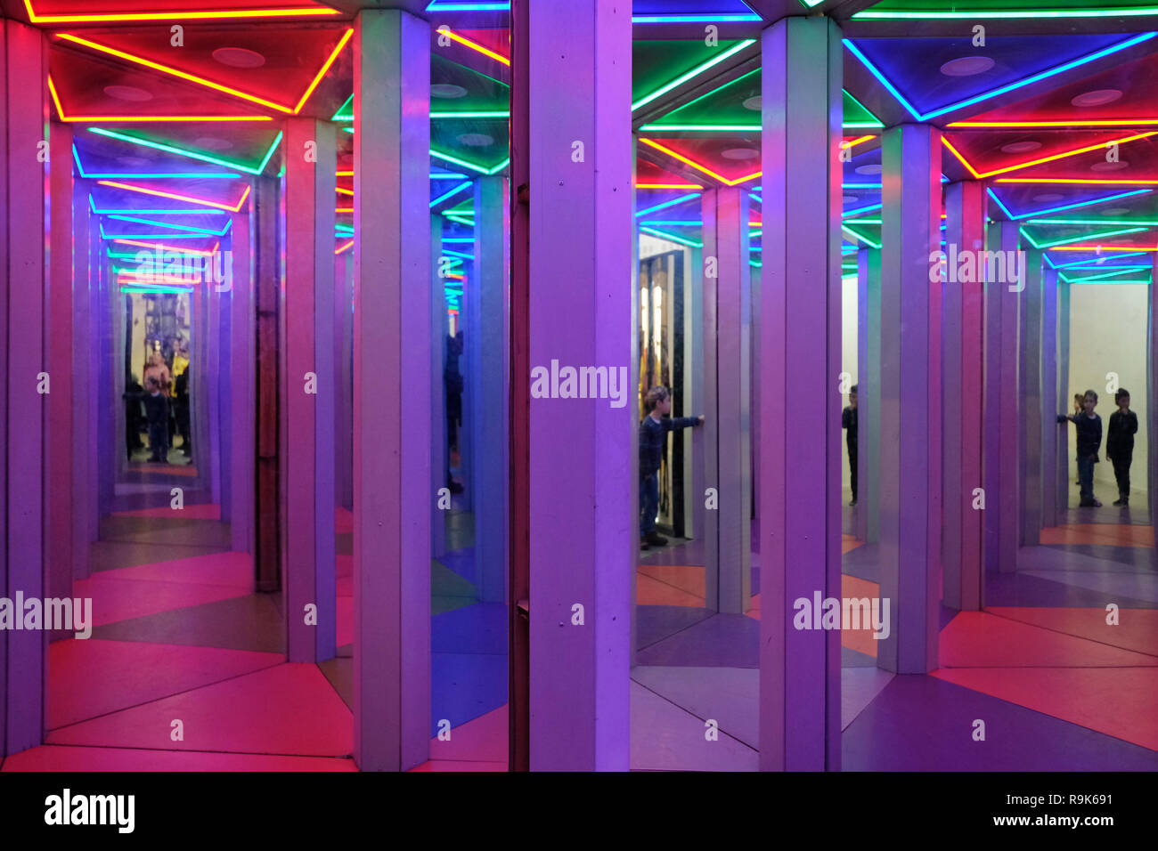 A mirror maze hi-res stock photography and images - Alamy