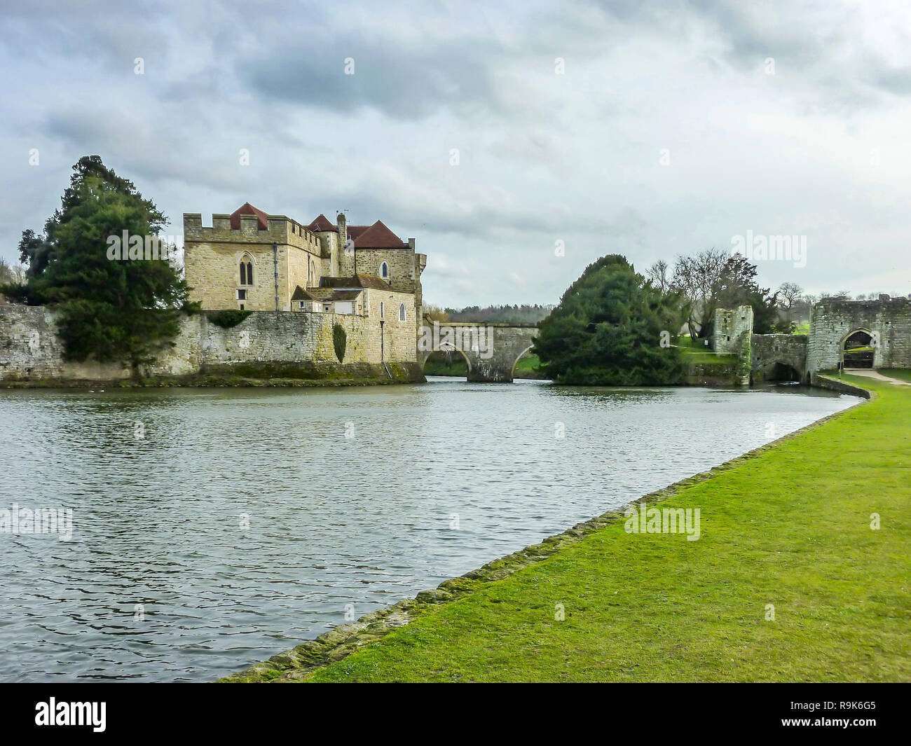 Winter landscape in England, Leeds Castle. Beautiful English castle ...