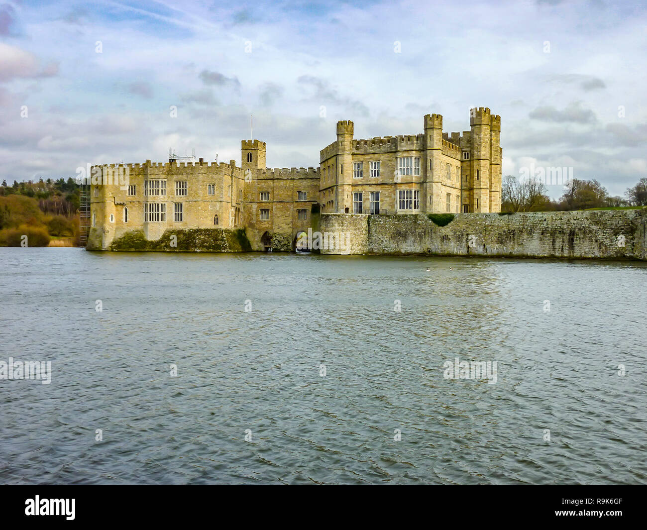 Winter landscape in England, Leeds Castle. Beautiful English castle ...