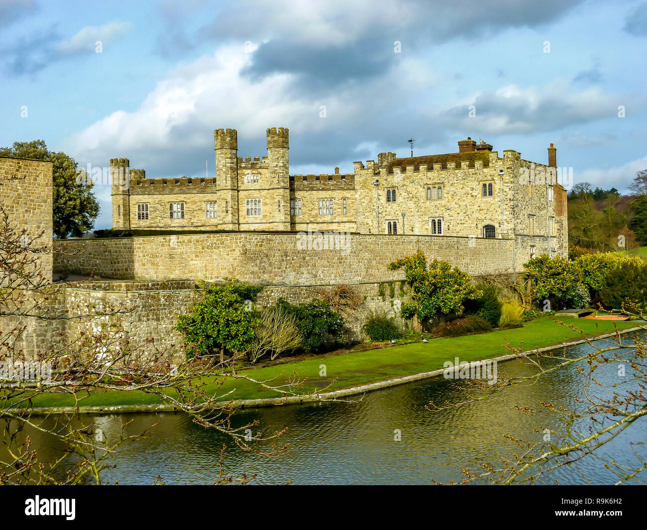 Winter landscape in England, Leeds Castle. Beautiful English castle ...