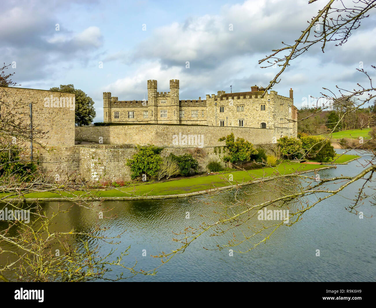 Winter landscape in England, Leeds Castle. Beautiful English castle ...