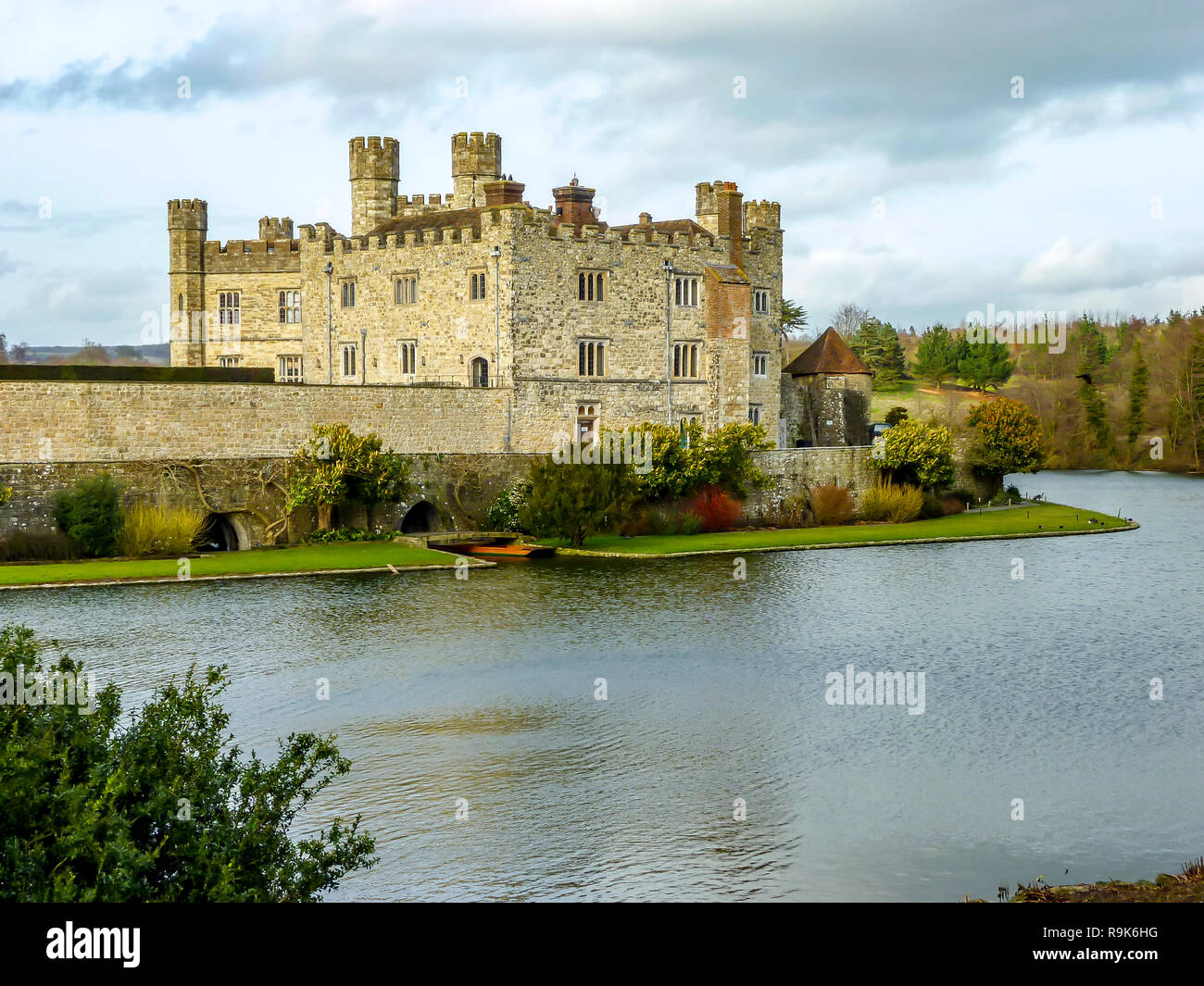 Winter landscape in England, Leeds Castle. Beautiful English castle ...