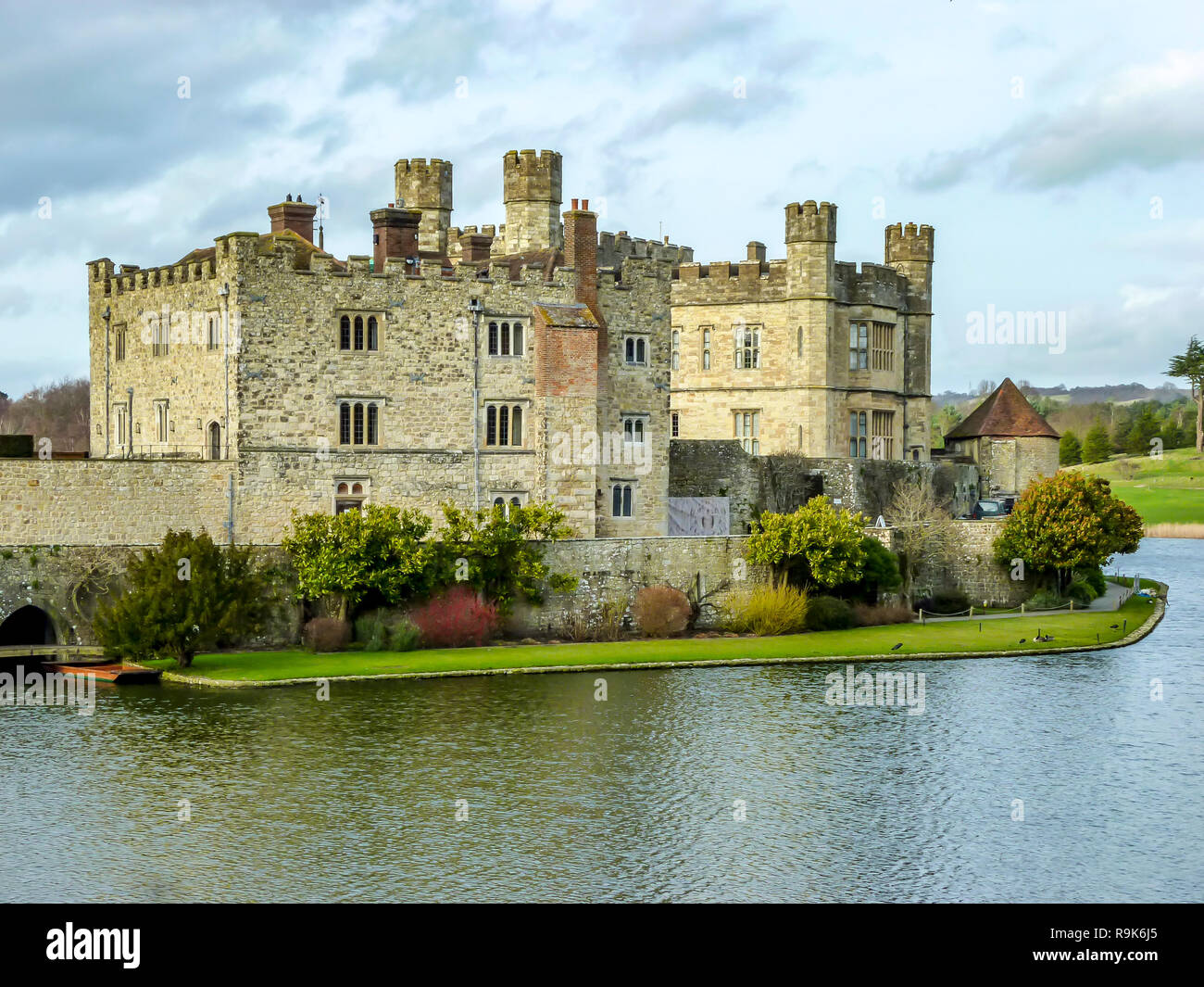 Winter landscape in England, Leeds Castle. Beautiful English castle ...