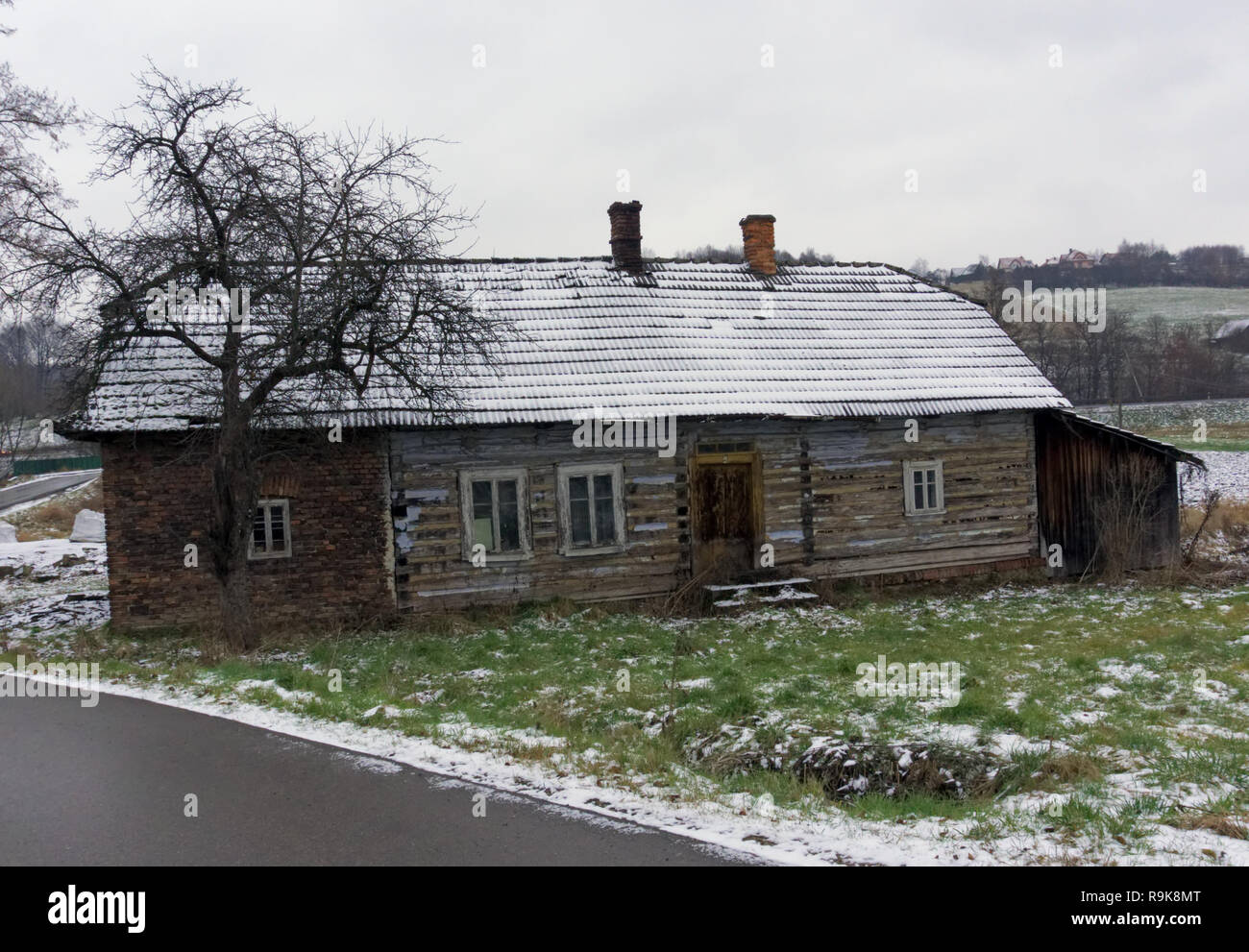 Old polish cottage hi-res stock photography and images - Alamy