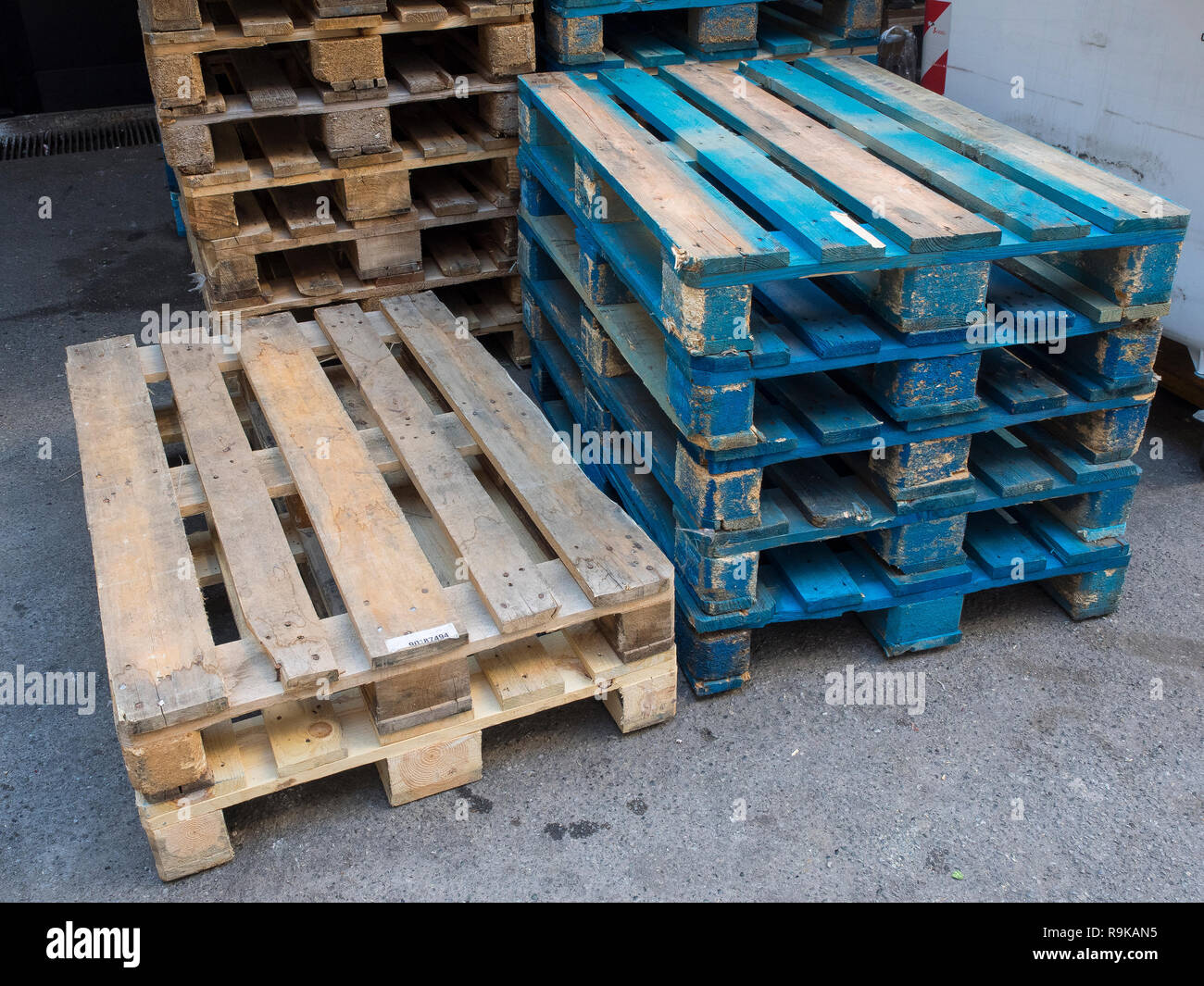 Standard pallet hi-res stock photography and images - Alamy