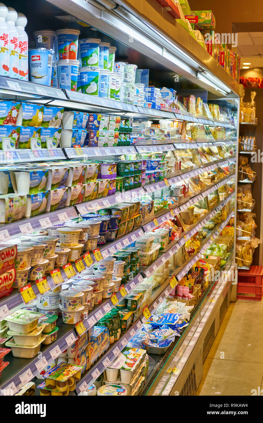 Carrefour express convenience store grocery supermarket food hi-res ...