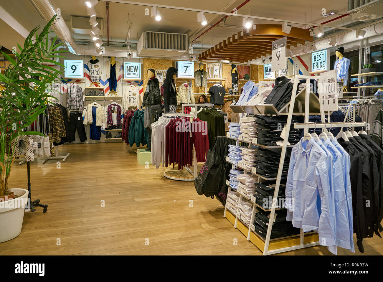 MILAN, ITALY - CIRCA NOVEMBER, 2017: inside Alcott store in Milan Stock ...