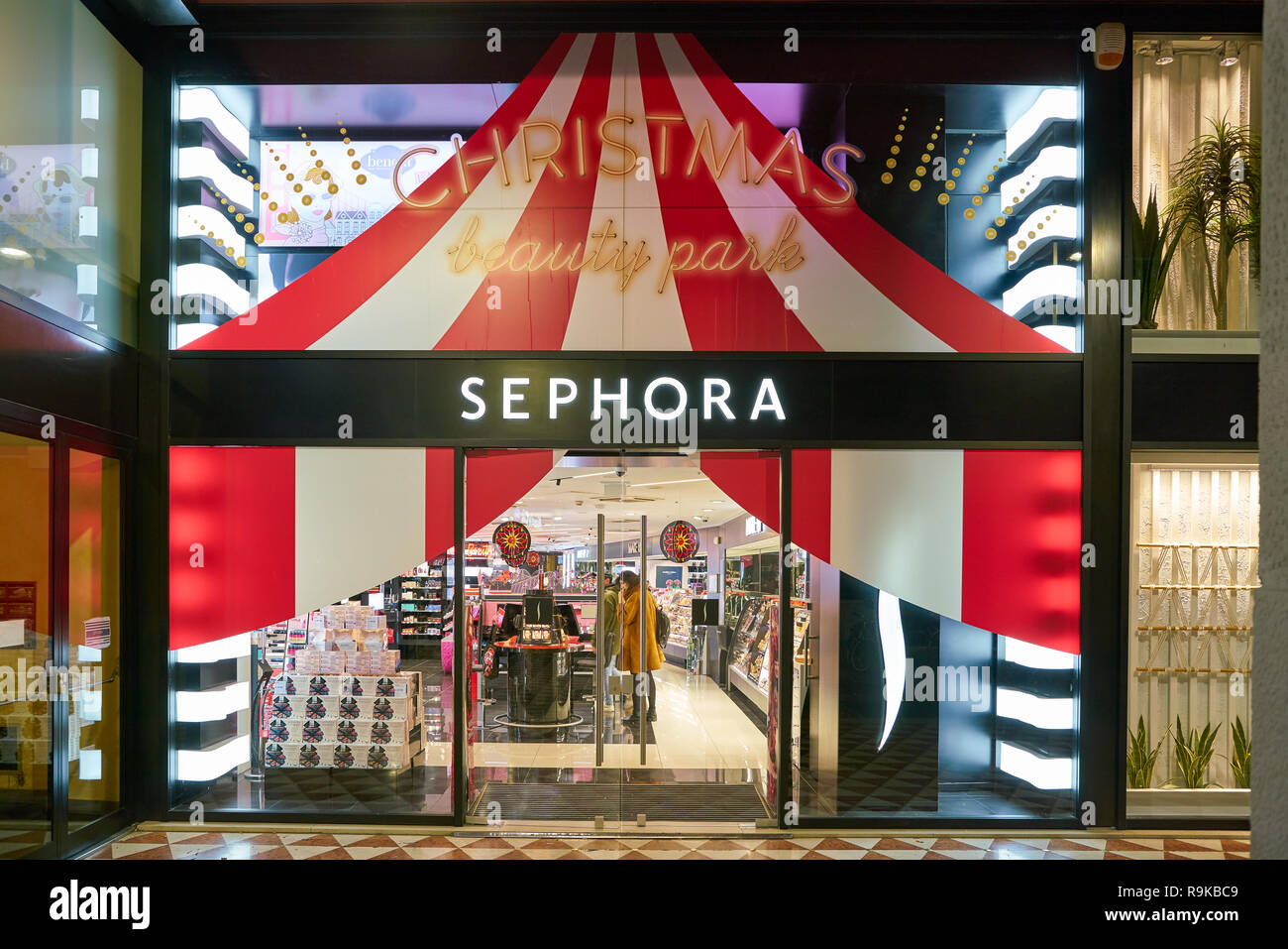 Chain of cosmetics hi-res stock photography and images - Alamy