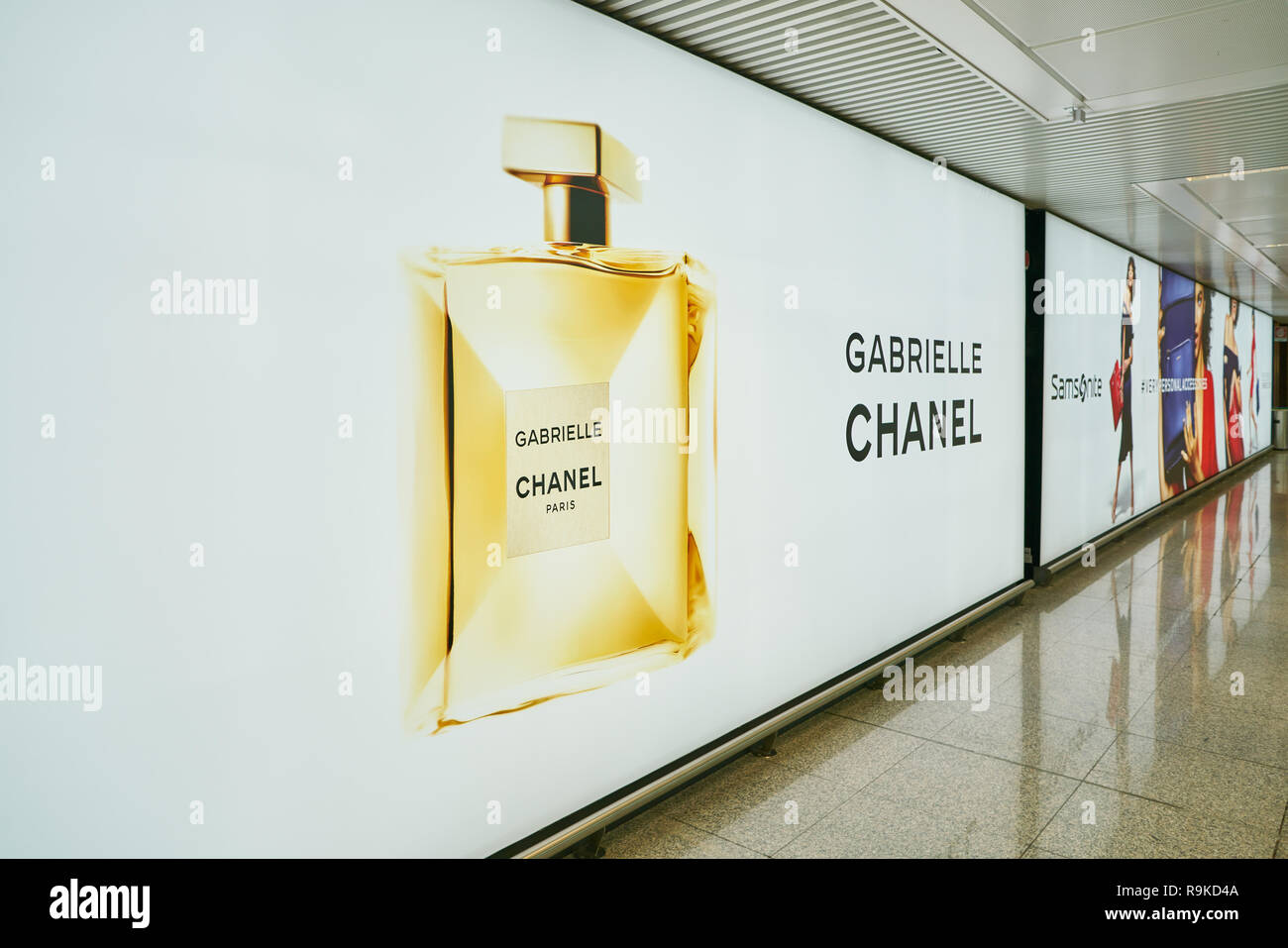 Billboard advertising chanel perfume hi-res stock photography and ...