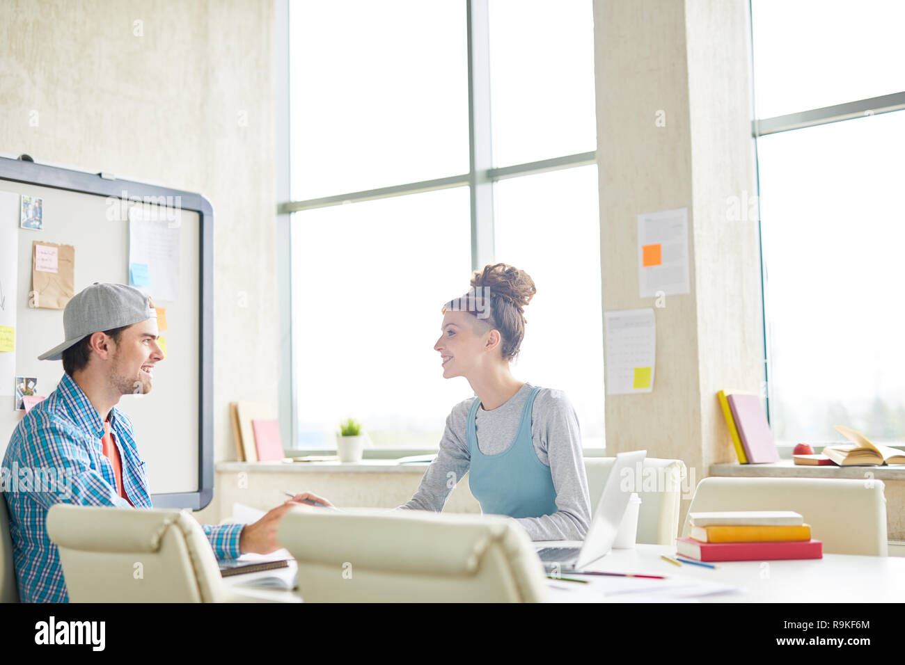 College talking classroom hi-res stock photography and images - Alamy