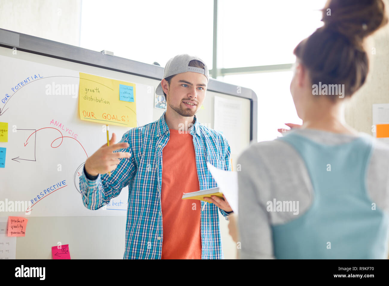 Classroom presentation whiteboard hi-res stock photography and images ...