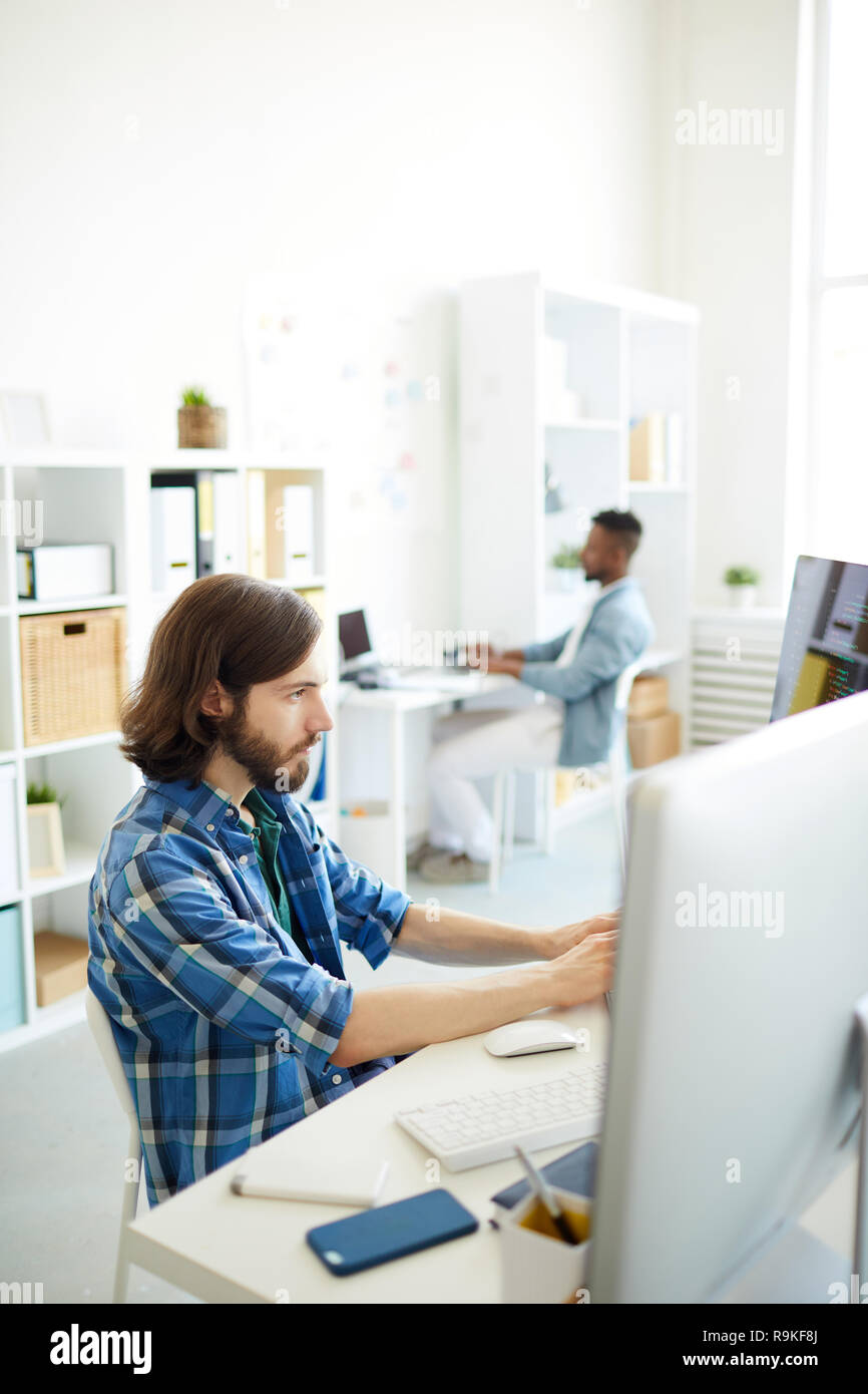 People working in office coding hi-res stock photography and images - Alamy