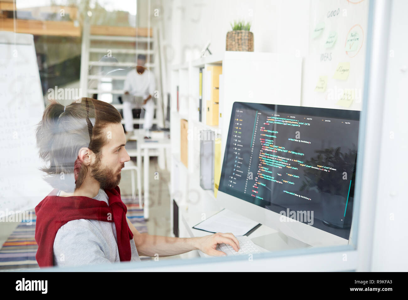 People working in office coding hi-res stock photography and images - Alamy