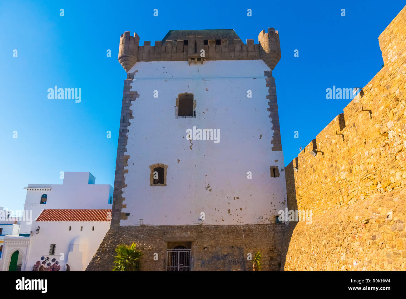 Castle wall of white ancient medina of Asilah city in coast od Atlantic ...