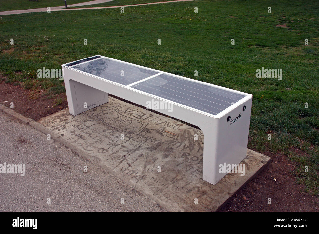 Public mobile phone charger hi-res stock photography and images - Alamy