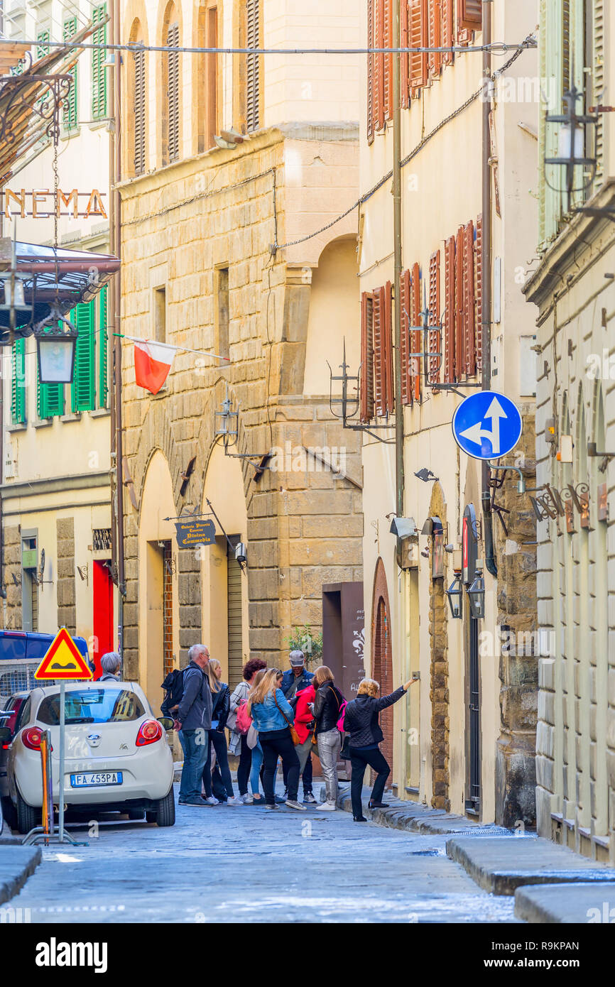 Car outside italian house hi-res stock photography and images - Alamy