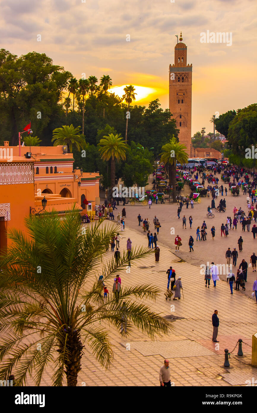 The main square in marrakesh with minaret of koutoubia mosque hi-res ...