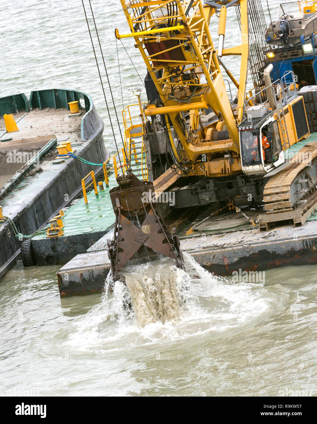 Dredging and grabbing hi-res stock photography and images - Alamy