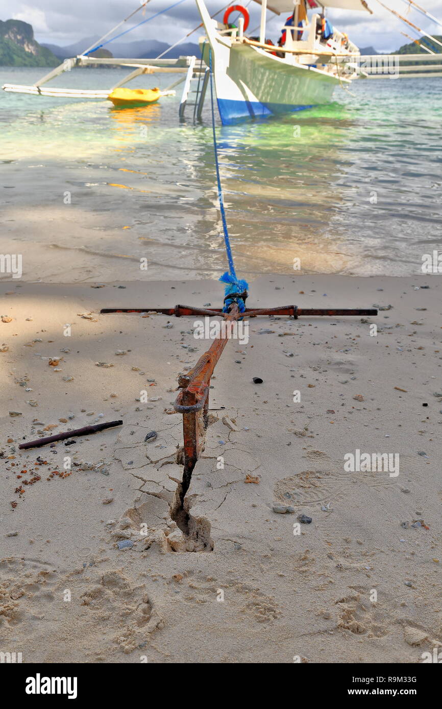 Old rusty anchor of Filipino bangka tour boat moored-Cudugnon Point ...