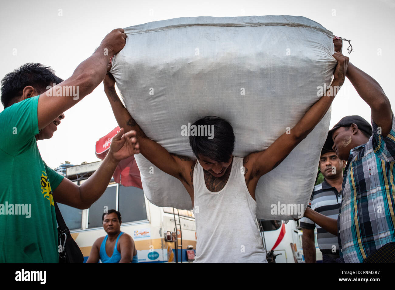 Man lifting heavy load hi-res stock photography and images - Alamy