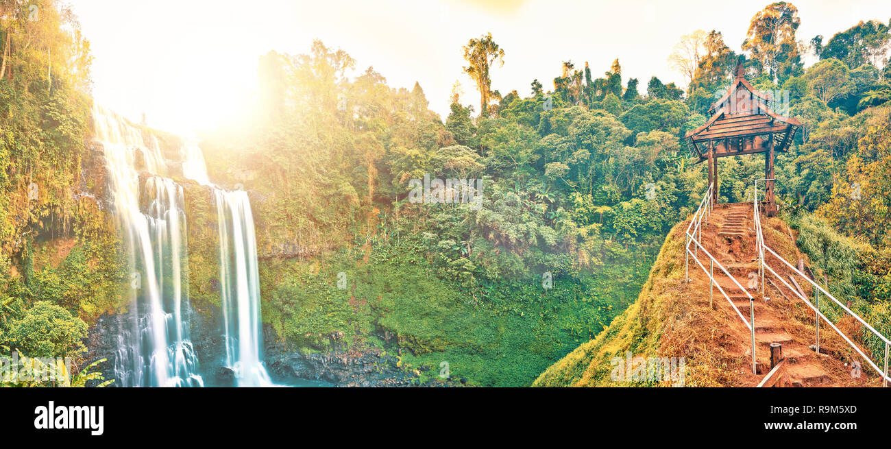 Flowing waterfall jungle scene hi-res stock photography and images - Alamy