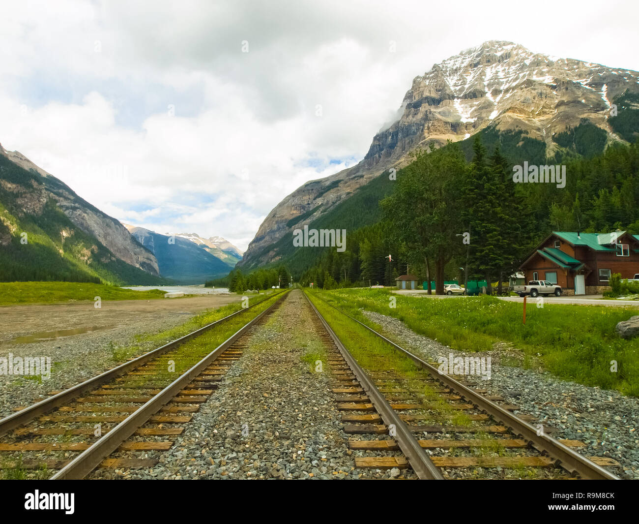 Railway line banff national park hi-res stock photography and images ...