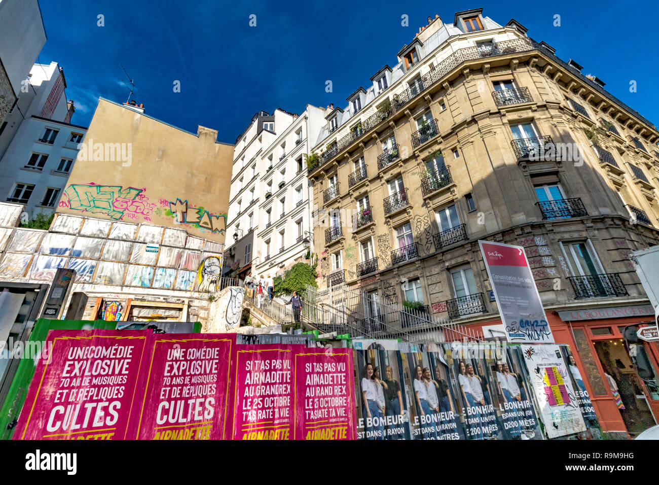Paris side street hi-res stock photography and images - Alamy