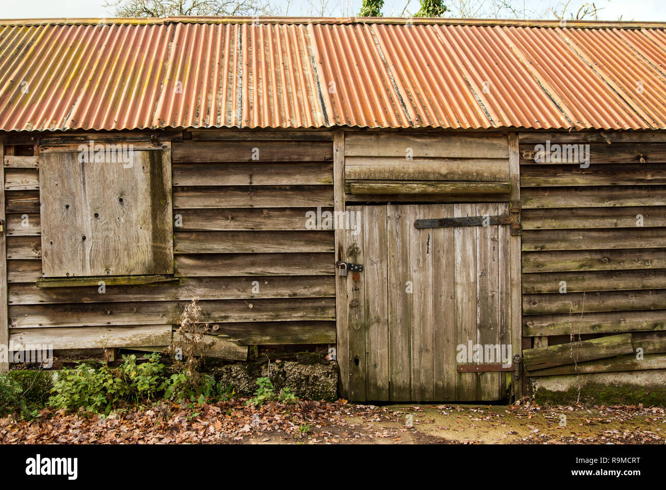 Old out building Stock Photo - Alamy