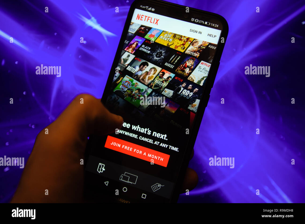 Netflix phone app hi-res stock photography and images - Alamy