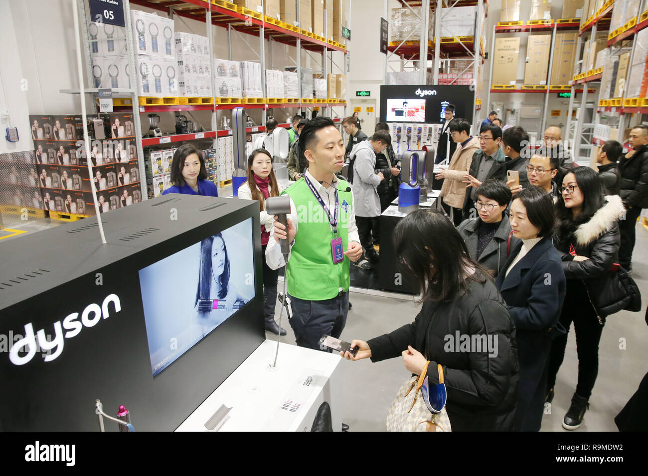 Nantong, Nantong, China. 25th Dec, 2018. Nantong, CHINA-A new store of ...