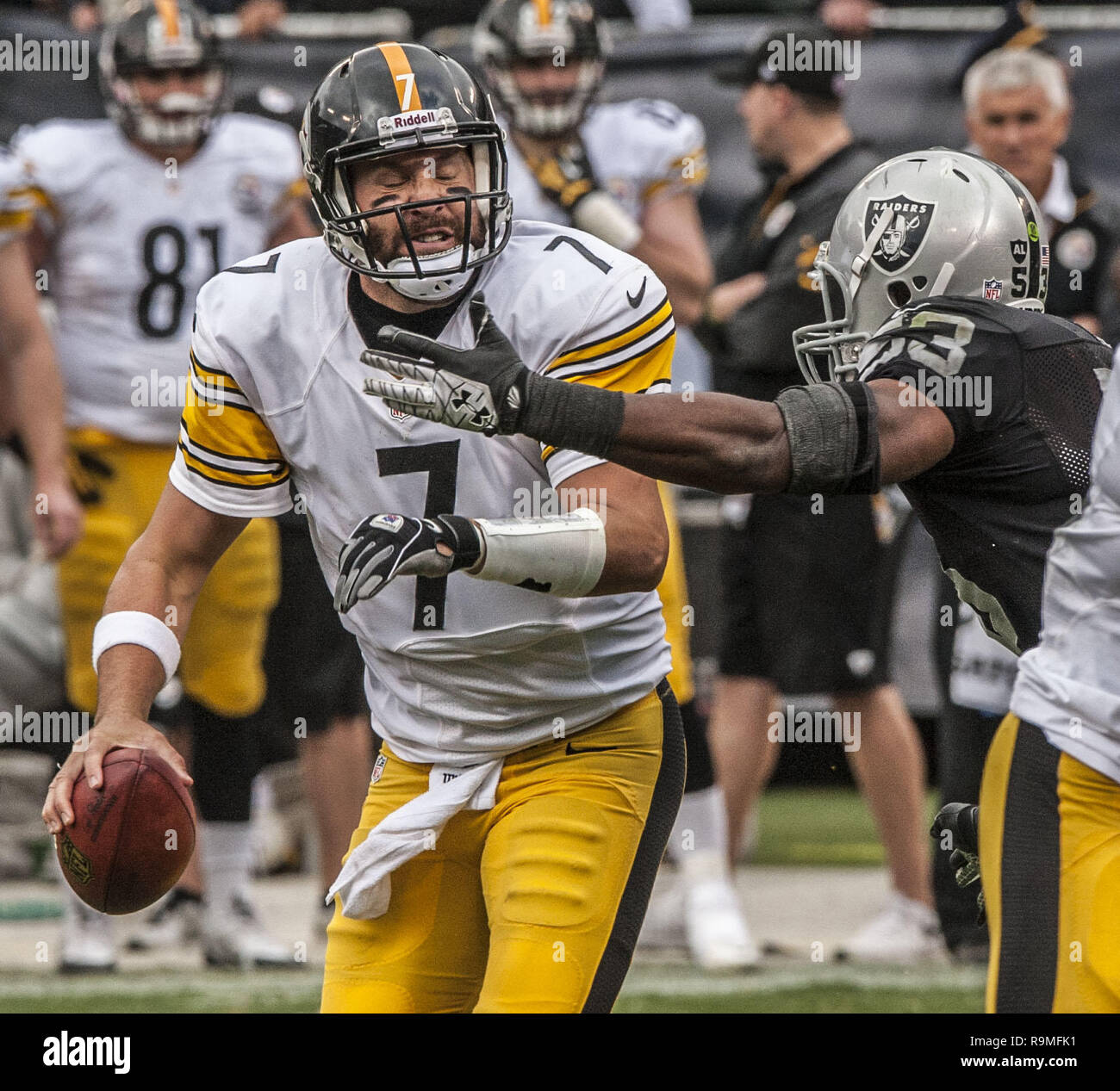 Oakland, California, USA. 27th Oct, 2013. Oakland Raiders middle ...