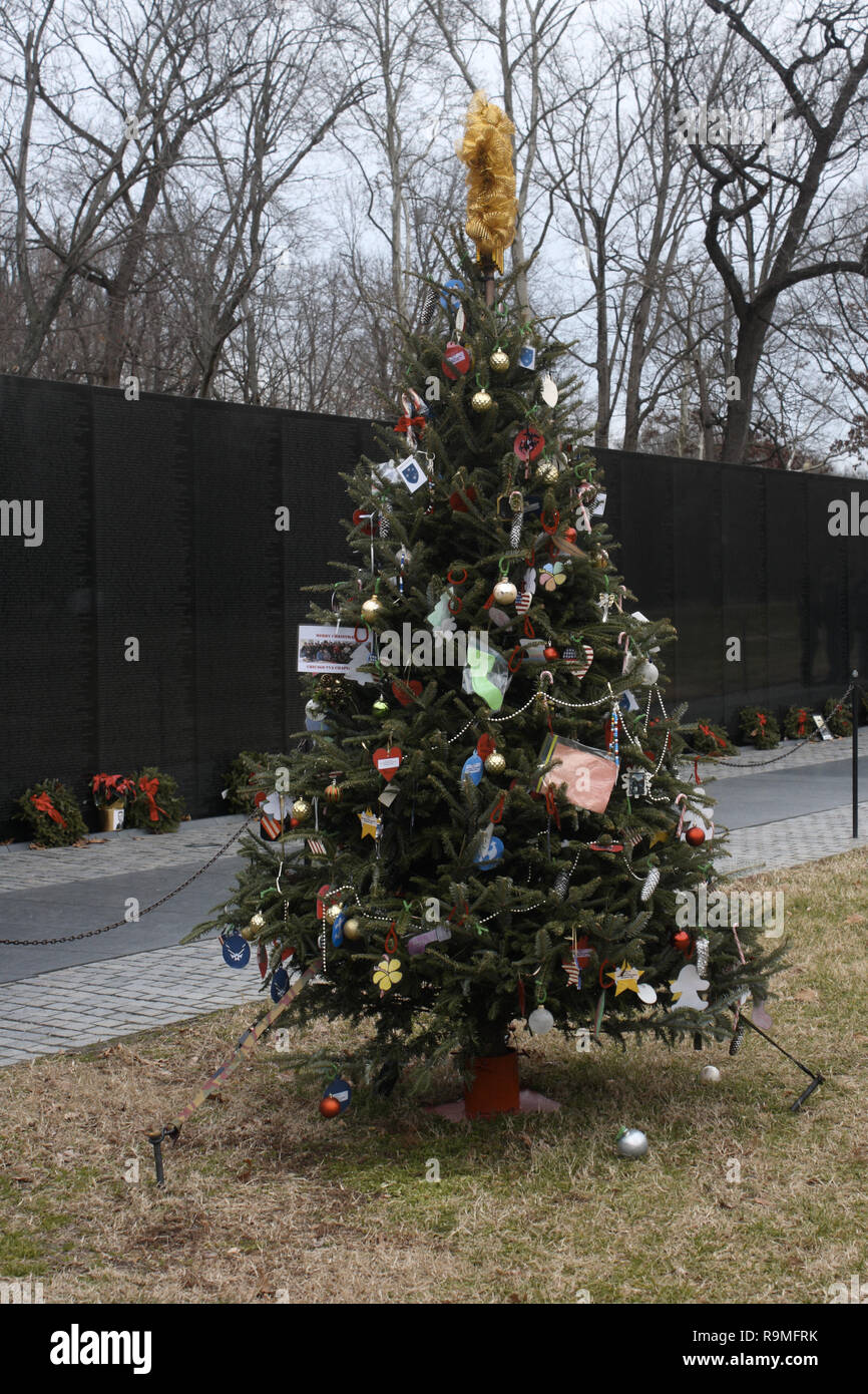 Washington, DC, USA. 25th Dec, 2018. A Christmas Tree can be seen ...