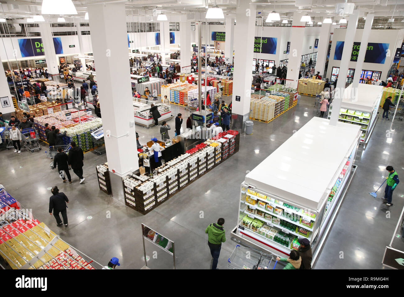First walmart store hi-res stock photography and images - Alamy
