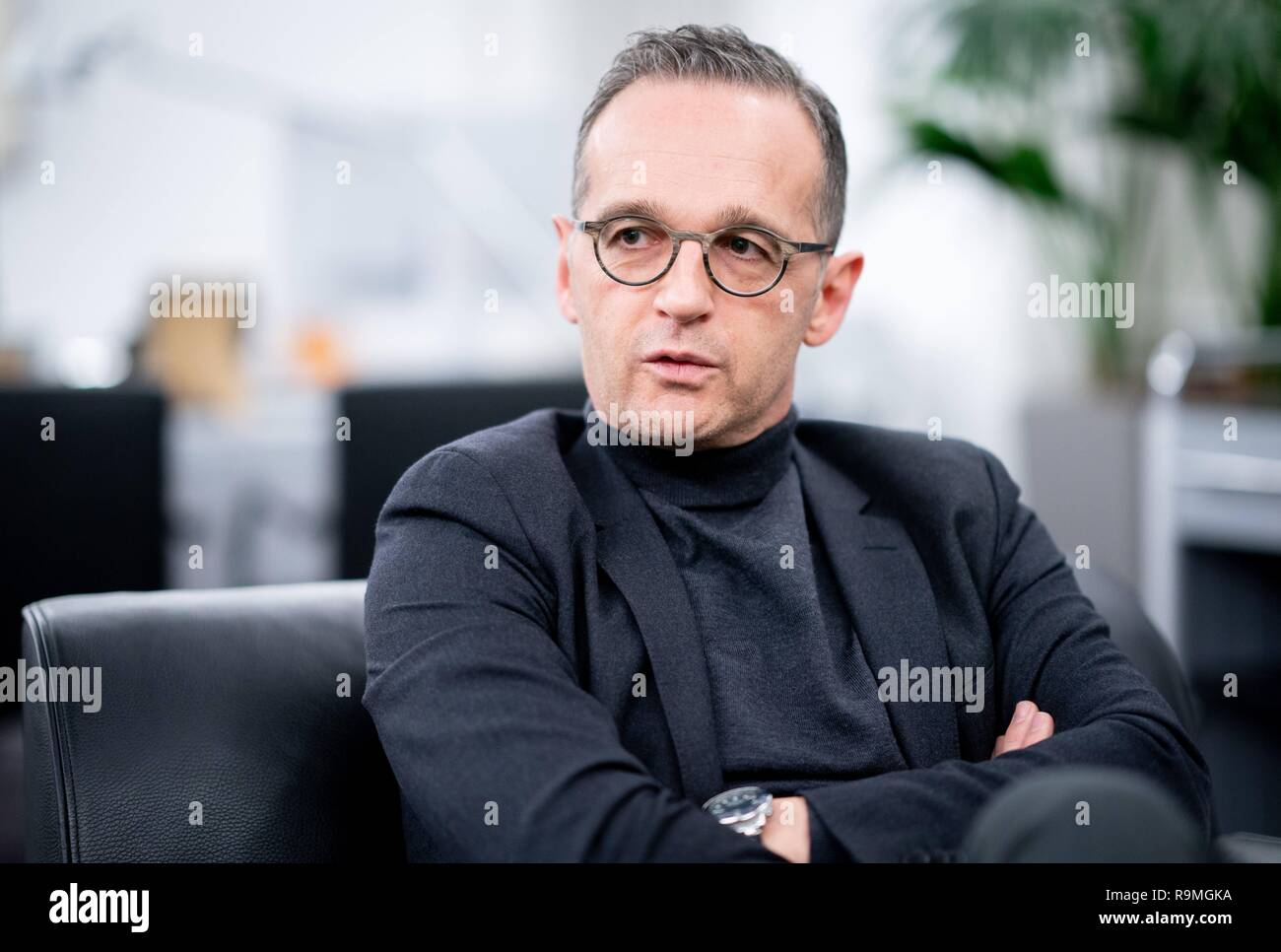 Berlin, Germany. 21st Dec, 2018. Heiko Maas (SPD), Foreign Minister, talks to journalists of the ...