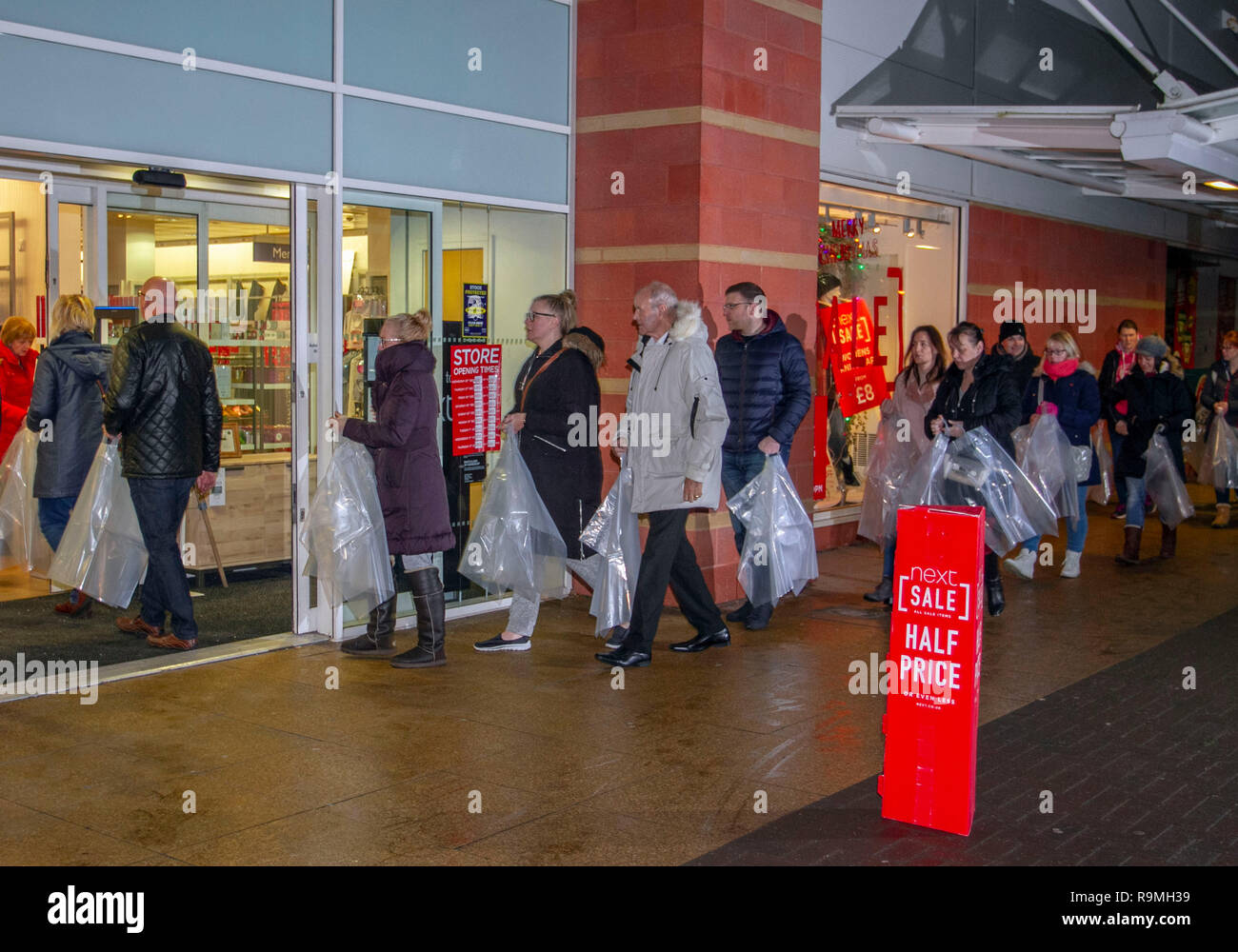 Queuing for sales and uk hi-res stock photography and images - Alamy