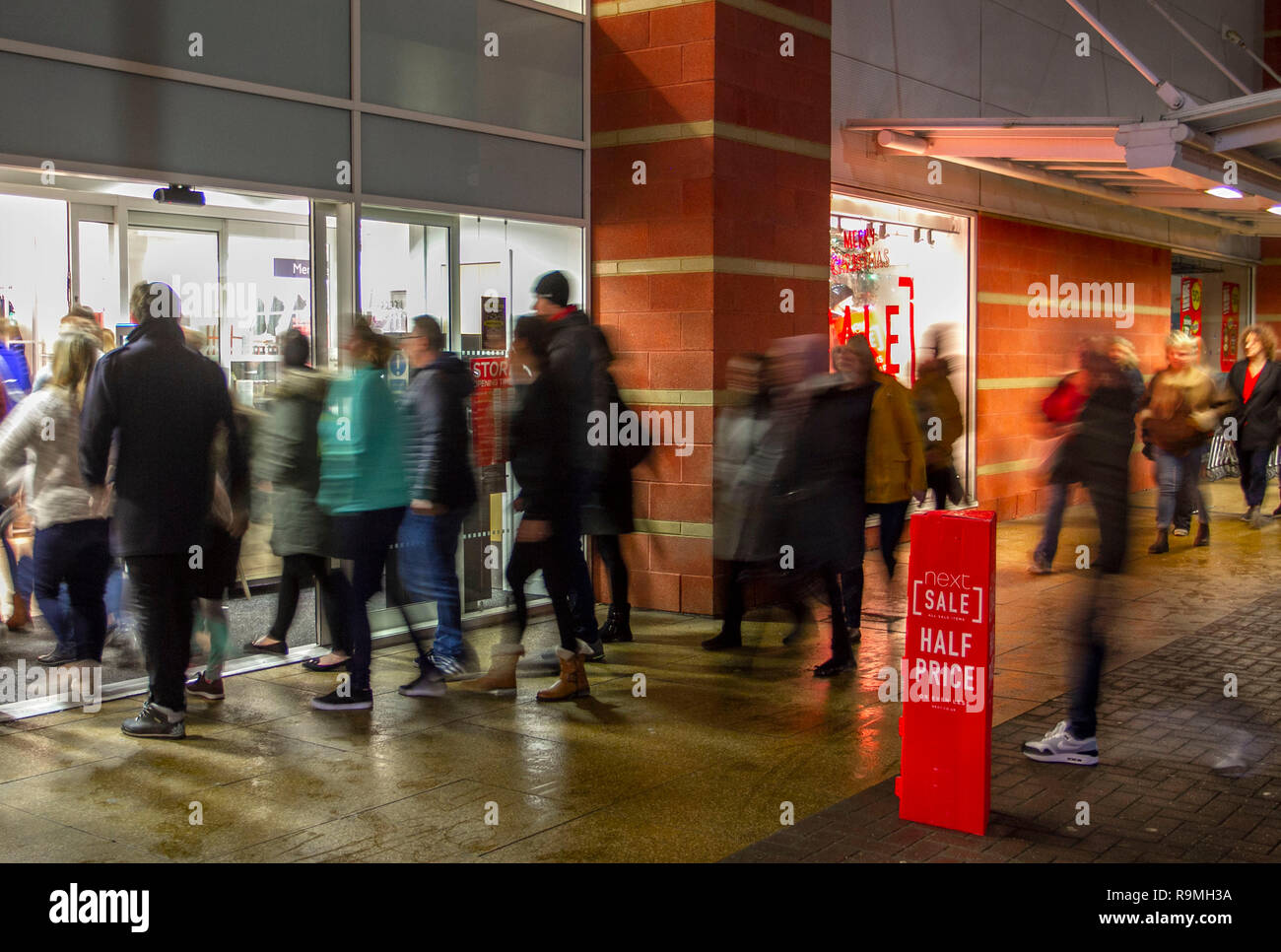 Start sale queue hi-res stock photography and images - Alamy