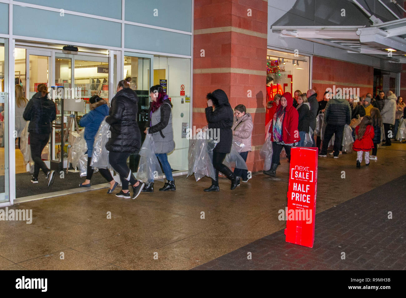 Queuing for sales and uk hi-res stock photography and images - Alamy