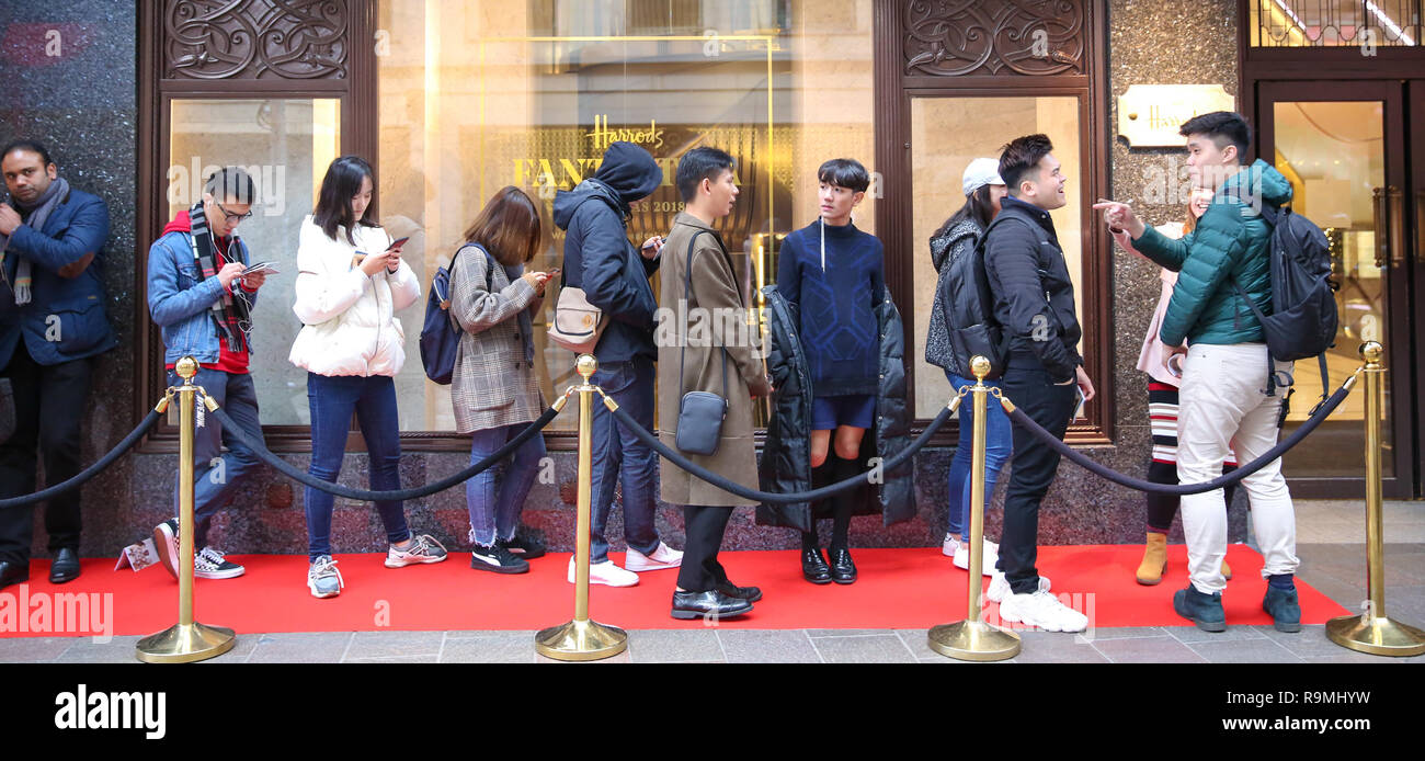 Shoppers queue outside harrods in knightsbridge hi-res stock ...