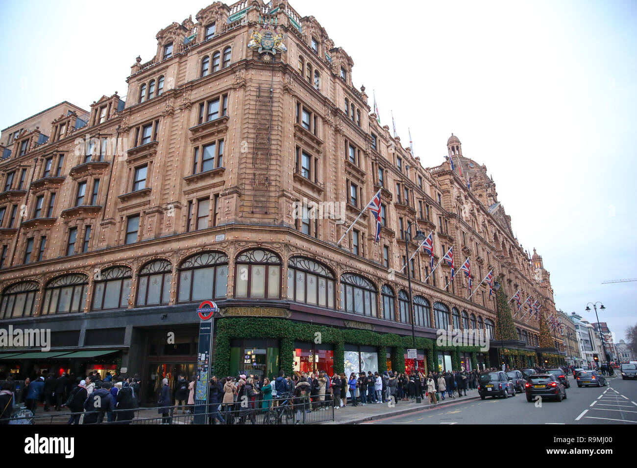 Shoppers queue outside harrods hi-res stock photography and images - Alamy