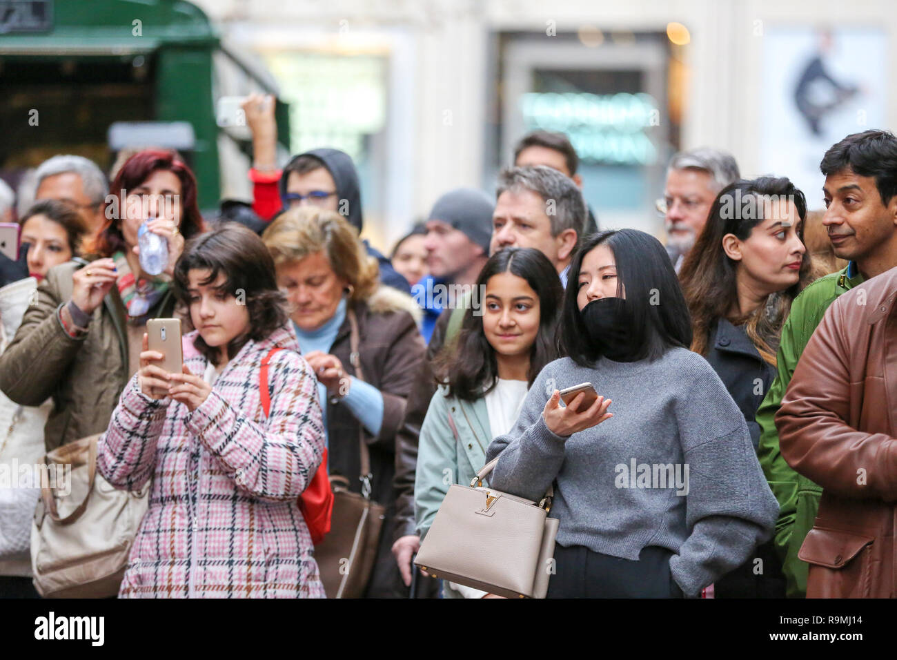 Shoppers queue outside harrods in knightsbridge hi-res stock ...