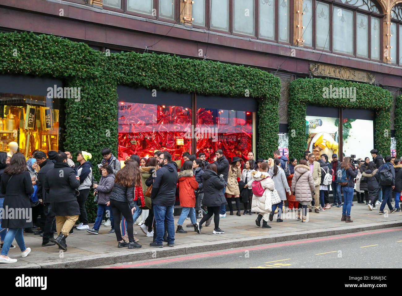 Shoppers queue outside harrods in knightsbridge hi-res stock ...
