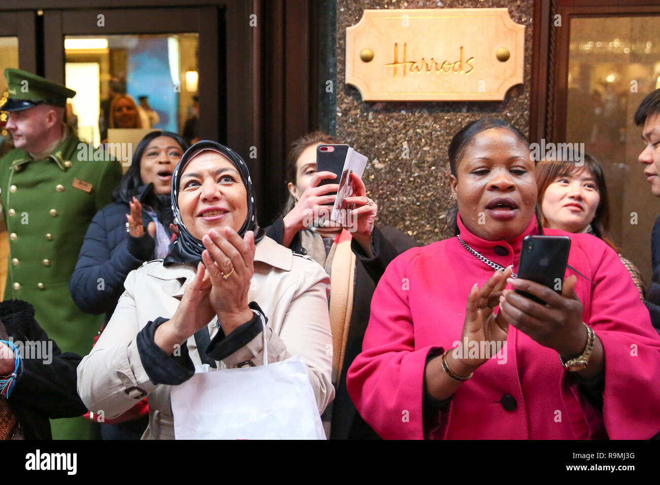Shoppers queue outside harrods hi-res stock photography and images - Alamy